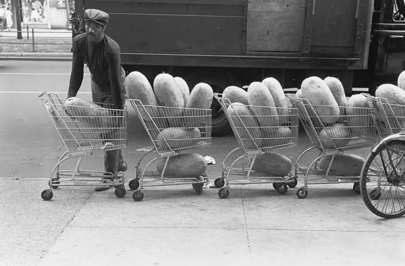 Chekwa onye na-ere ya na watermelons n'ụgbọ ịzụ ahịa, 1966