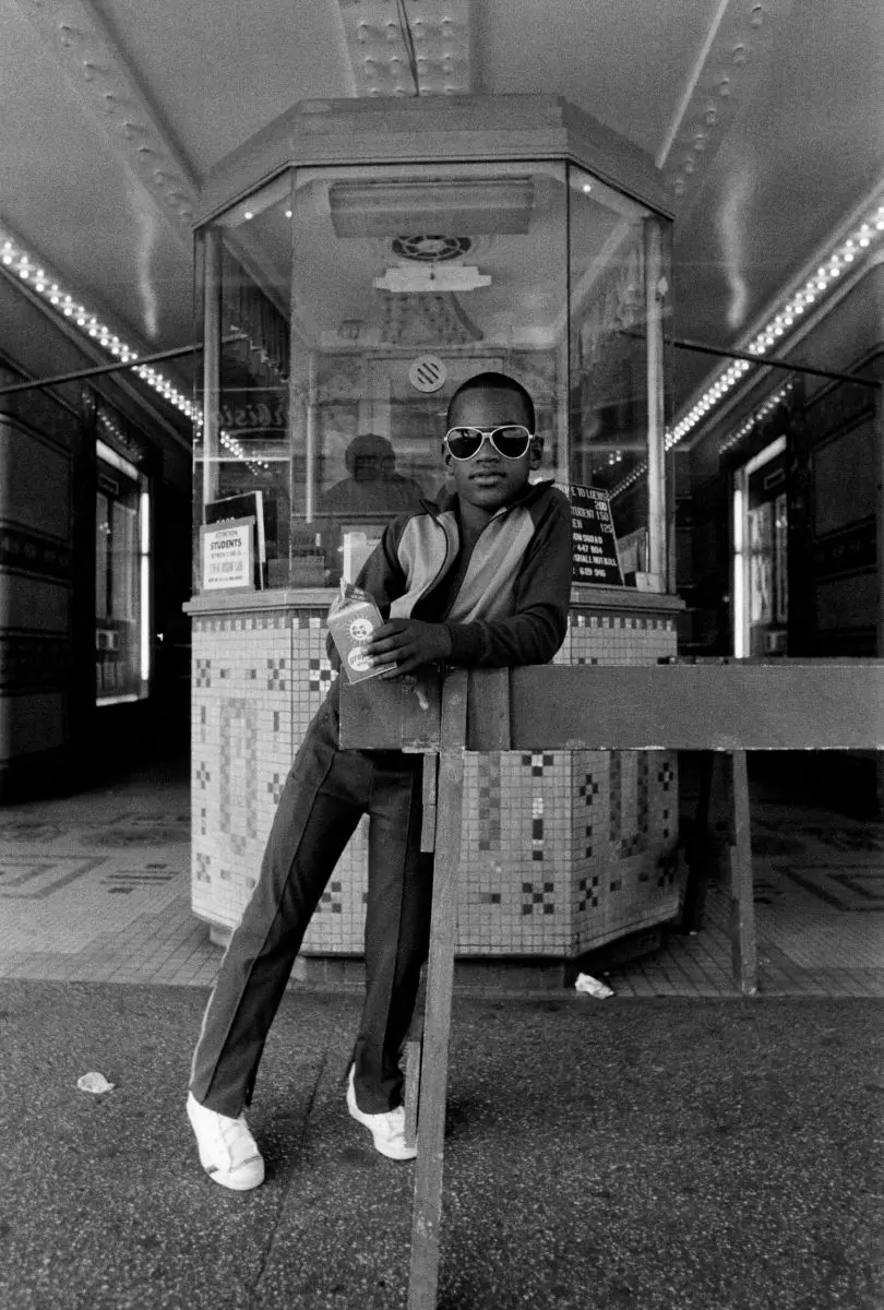 დუუდ ბეი ბიჭი ლოვის 125-ე ქუჩის კინოთეატრის წინ 1976 წელი, დაბეჭდილი 1979 წლის ჟელატინის ვერცხლის პრინტით 230 x 150