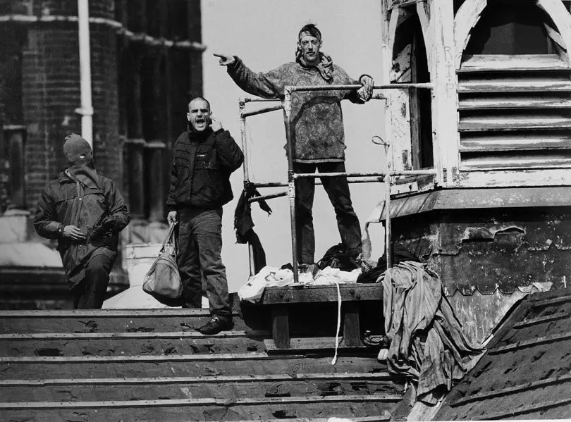 Strangeways Riot 1990 © Howard Barlow. සියලුම පින්තූර ඡායාරූප ශිල්පියාගේ අනුග්‍රහය සහ A Belonging Project. ඉදිරිපත් කිරීම හරහා