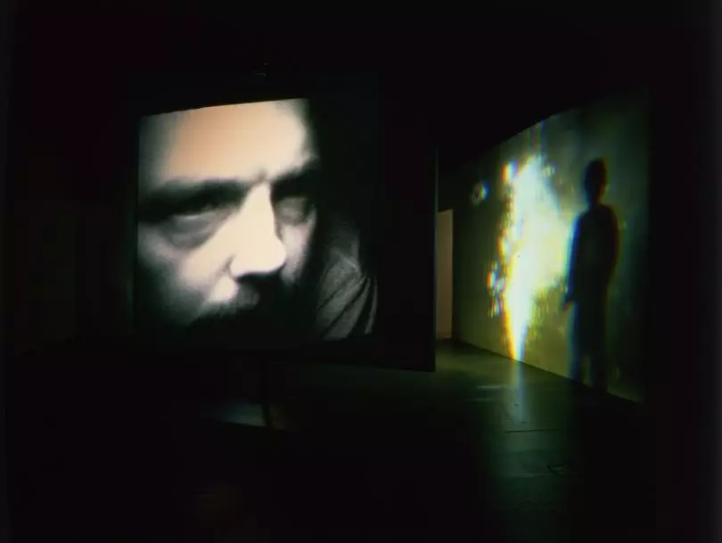 Slowly Turning Narrative, 1992 Video/zvočna instalacija Neprekinjeno delovanje Vljudnost Bill Viola Studio© Bill Viola Fotografija: Gary McKinnis