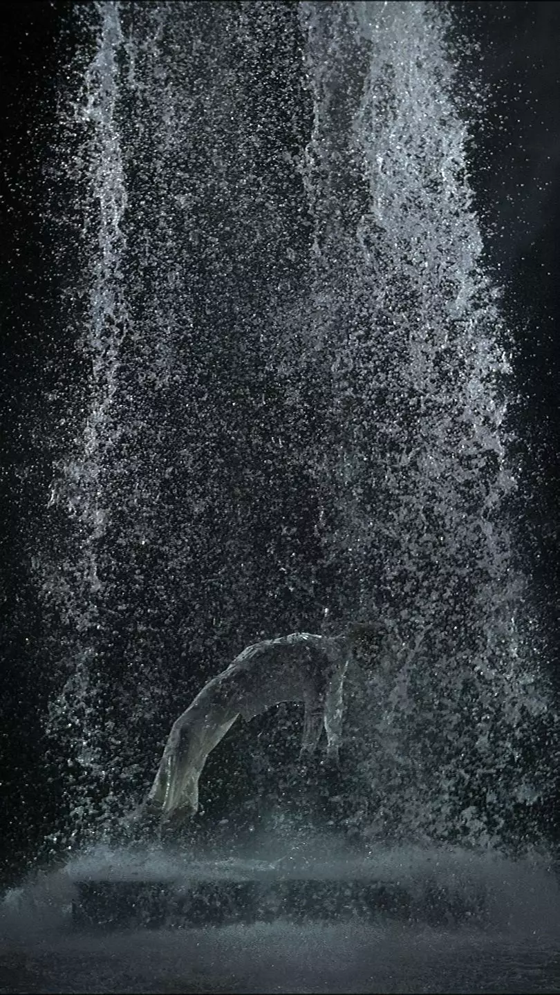 Tristan's Ascension (The Sound of a Mountain Under a Waterfall), 2005 Instalimi video/tingulli10:16 minuta Interpretues: John HayCourtesy Bill Viola Studio© Bill ViolaFoto: Kira Perov