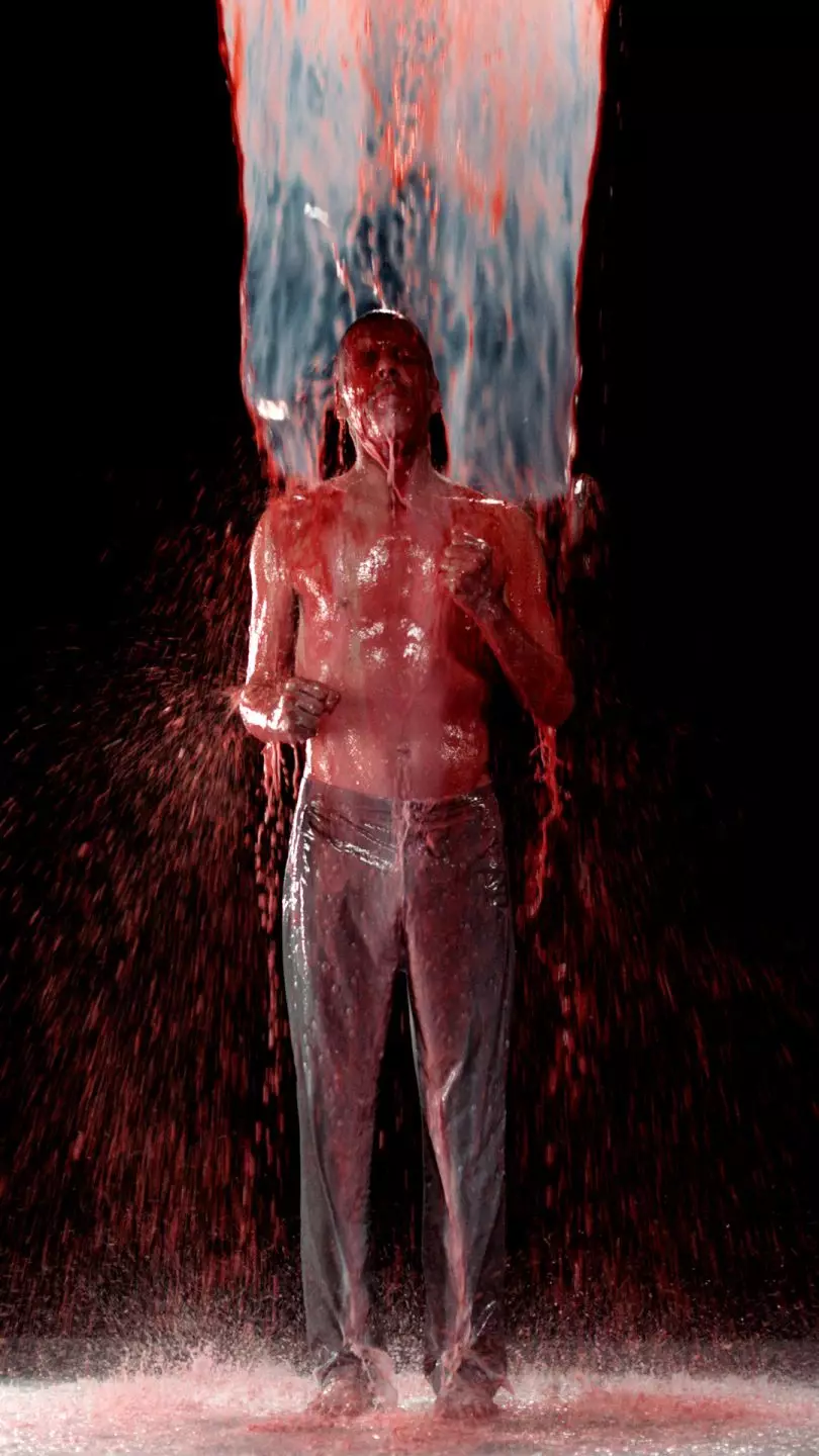 Inverted Birth, 2014 Video/sound installation 8:22 feeb Tus neeg ua yeeb yam: Norman Scott Courtesy Bill Viola Studio © Bill Viola Duab: Kira Perov