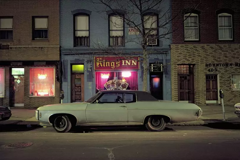 King's Inn 汽车，雪佛兰 Caprice，新泽西州霍博肯，1975 © Langdon Clay 由 Polka Galerie 提供。