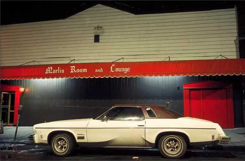 Ọkọ ayọkẹlẹ yara Marlin, Cutlass Supreme ni iwaju Yara Marlin ati Loundge ti a ti sopọ si Clam Broth House, Hoboken, NJ, 1975 © Langdon Clay, iteriba Polka Galerie.