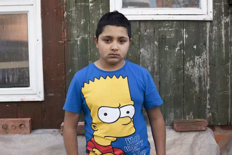 Mahtab Hussain You Get Me dizisinden Bart Simpson'lı genç çocuk. 2012 Sanatçının izniyle