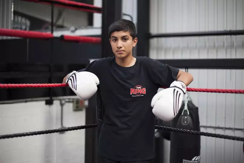 Mahtab Hussain Chico joven, guantes de boxeo blancos de la serie You Get Me? 2010 Cortesía del artista