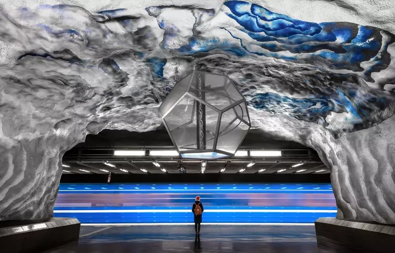 يوثق كونور ماكنيل مترو ستوكهولم ، أطول معرض فني تحت الأرض في العالم