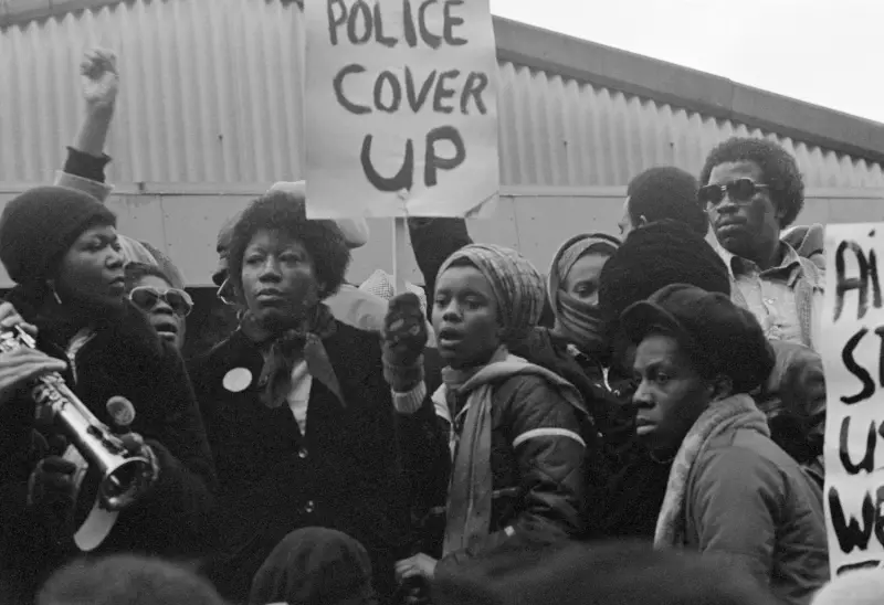 13 Mirî, Tiştek Negot: Wênekek li başûrê Londonê ku jiyana reşikên winda nîşan dide, û protestoyên 1980-an
