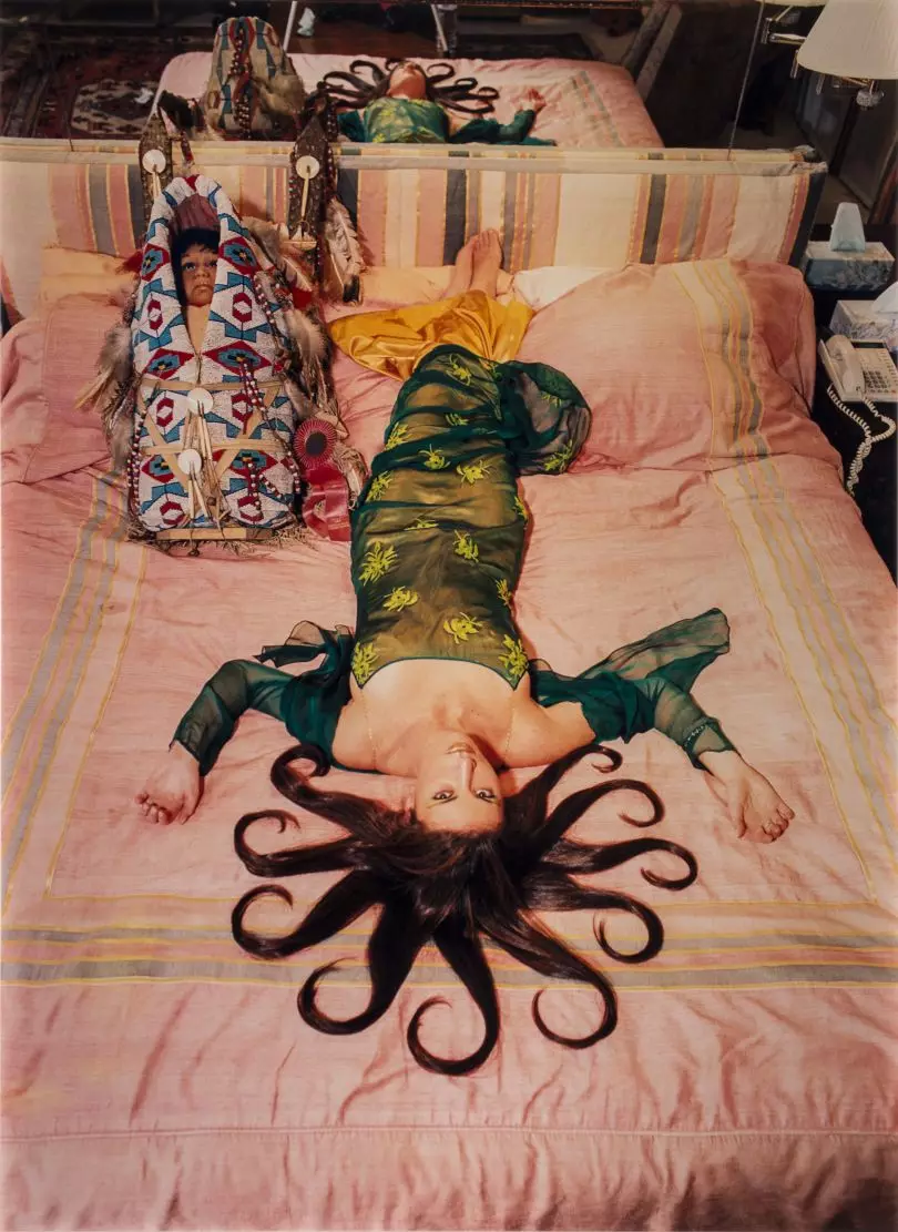 Daniela Rossell Medusa, ຈາກຊຸດ “Ricas y famosas” ປີ 1999 © Daniela Rossell, ມາລະຍາດຈາກສິລະປິນ ແລະ Greene Naftali, New York ຮູບພາບ: Lee Stalsworth. ຮູບພາບທັງໝົດແມ່ນມາຈາກ Whitechapel Gallery