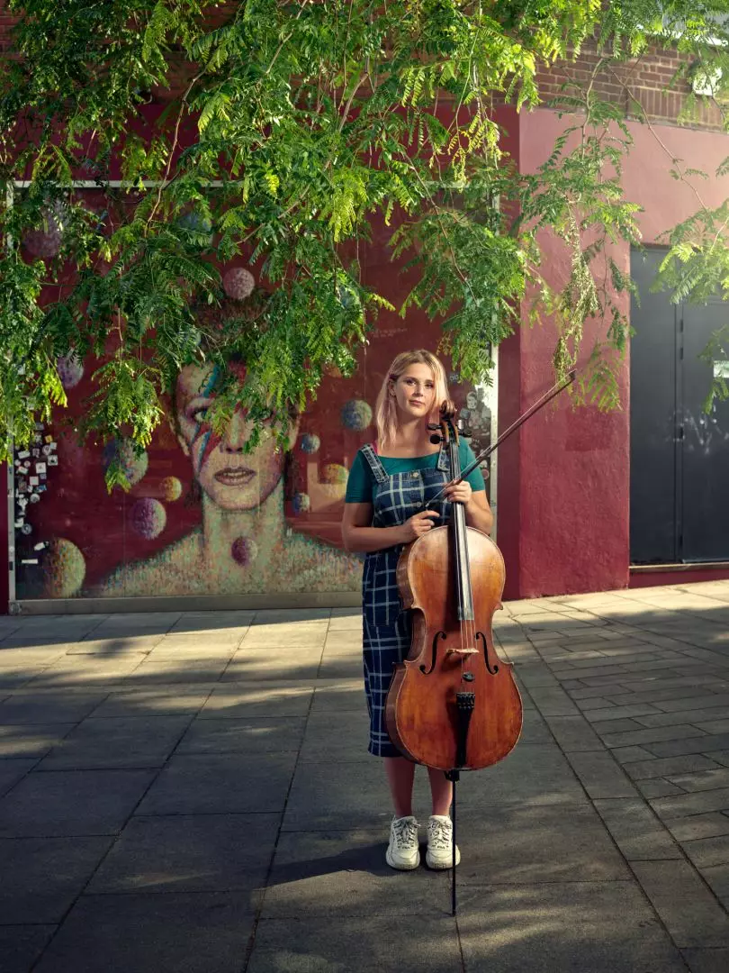 Ruby Moore - Cello, Tunstall Square di depan mural Bowie © Michael Wharley