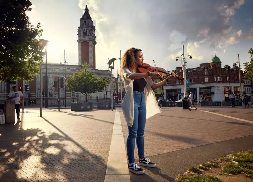 Natalia Senior-Brown - Viola, Windrush Square, di seberang Balai Kota Lambeth © Michael Wharley