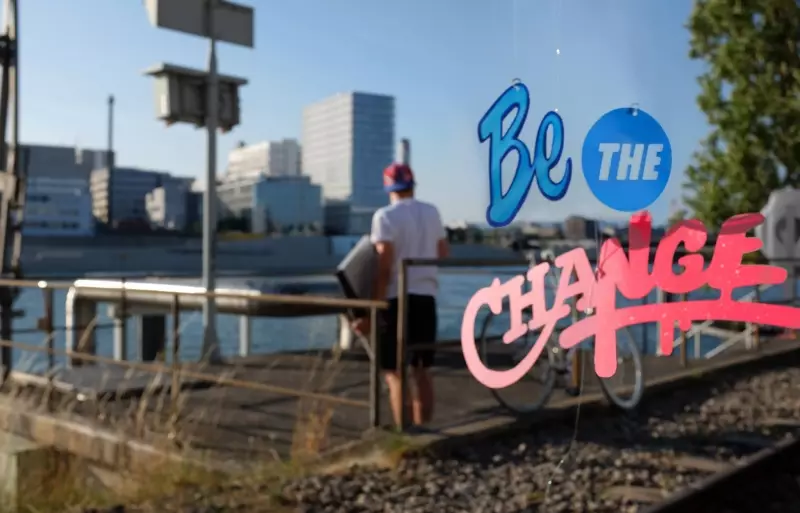 Hanging Graffiti: cellulari da strada che celebrano l'amore di un designer per la tipografia