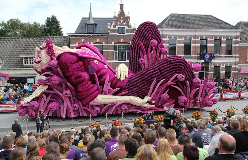 Parade ing Walanda ngrayakake Vincent van Gogh kanthi pelampung raksasa sing digawe saka kembang