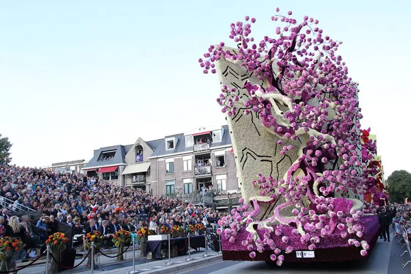 Ipinagdiriwang ng isang parada sa Netherlands si Vincent van Gogh na may mga higanteng float na gawa sa mga bulaklak 9850_8