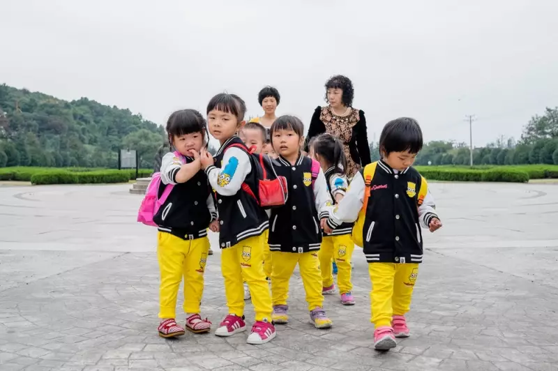 चार्ली क्वाईने चीनची इलेक्टिक संस्कृती कॅमेऱ्यात कैद केली आहे
