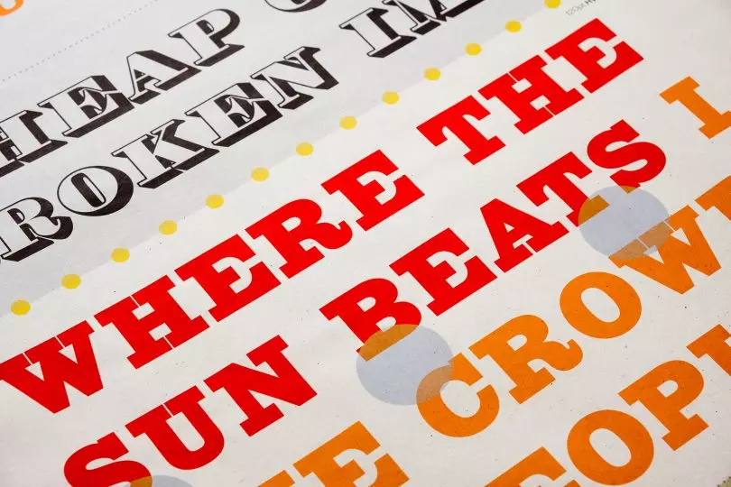 Кейінірек жарқынырақ: Британдық теңіз жағасындағы әріптер мен типография сағат тілі алға жылжыған сайын атап өтіледі 99_3